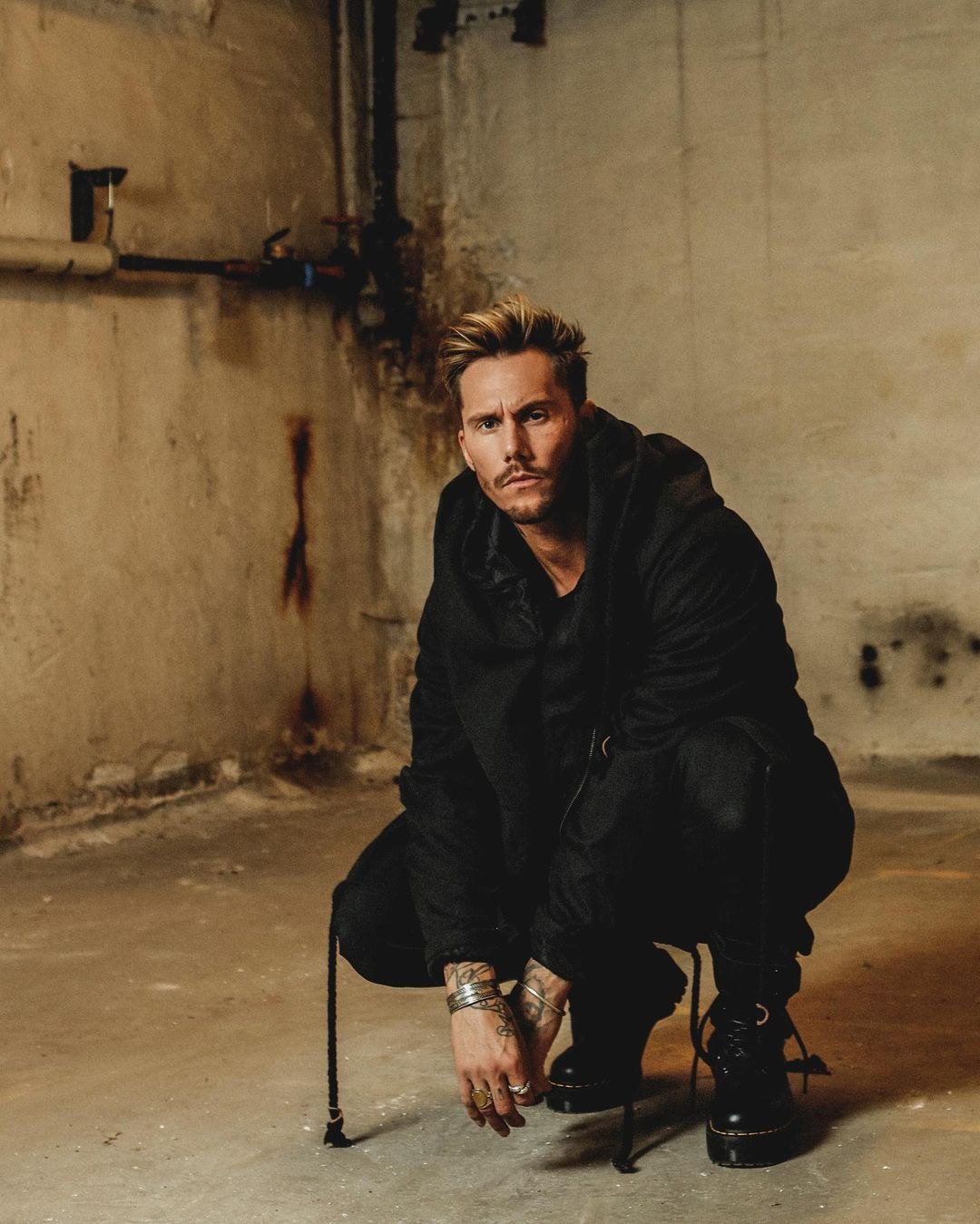 KAAZE rozpoczyna vlogowanie i ujawnia wielką kolaborację. Obejrzyj ...